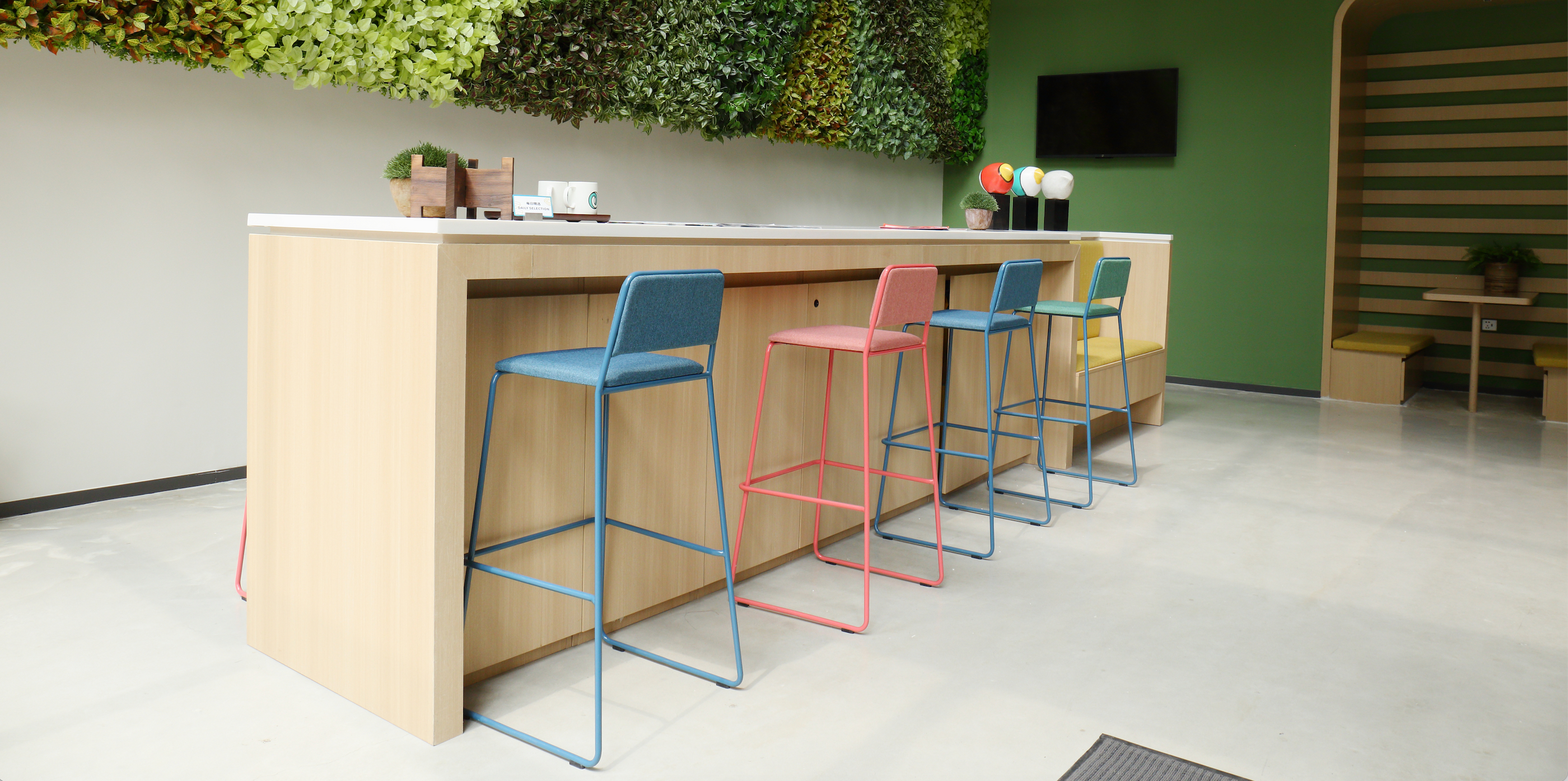 Bar Chairs / High Stools
